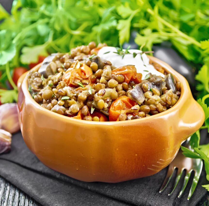 Salade de Lentilles Vertes à l'Aubergine et Sauce Crémeuse au Thym au ...