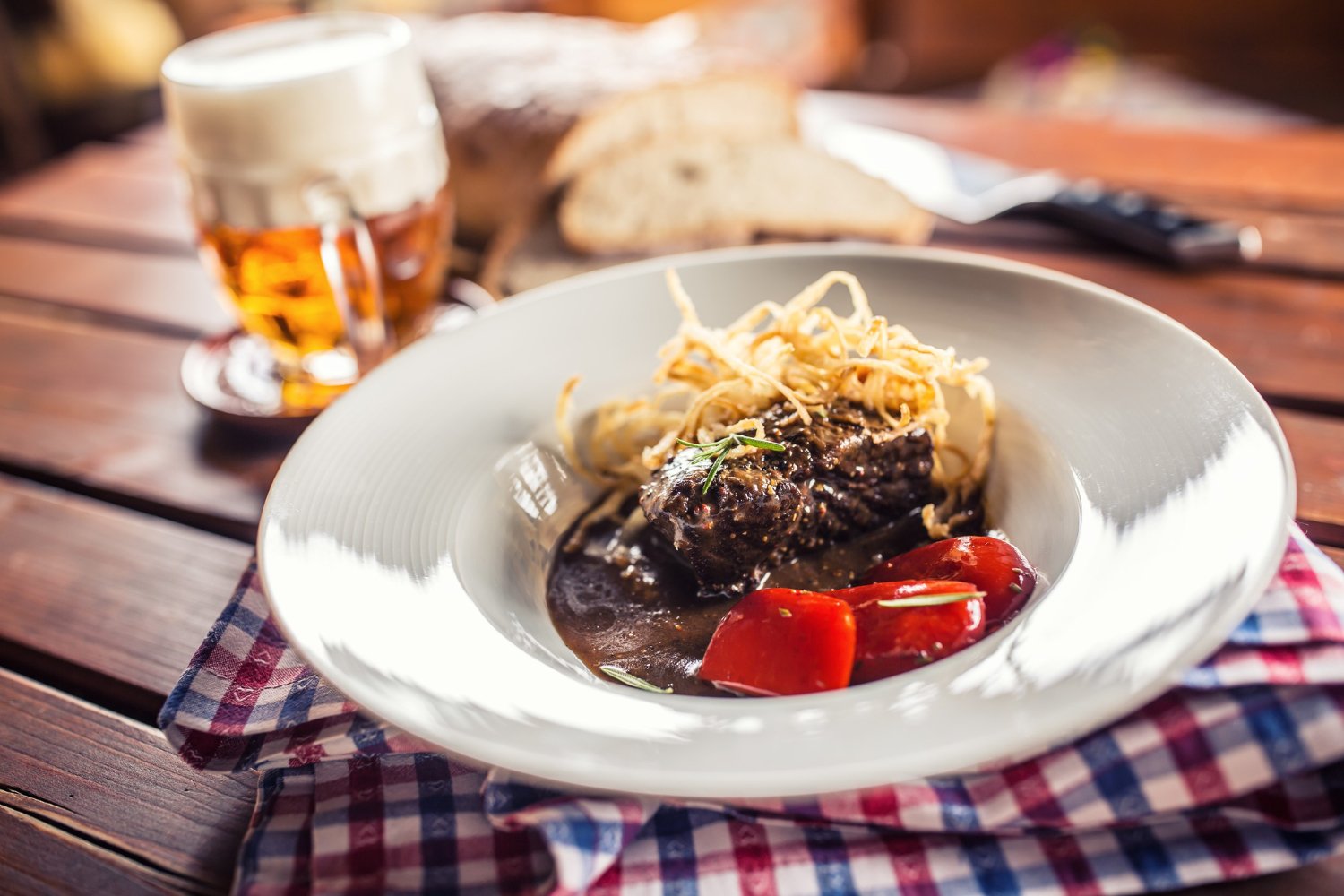 Steak de bœuf confit à la bière et aux oignons, accompagné de pain ...